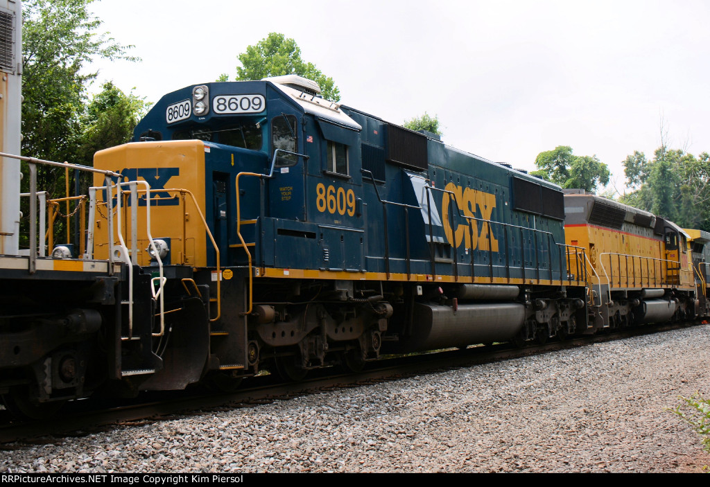 CSX 8609 on Q301